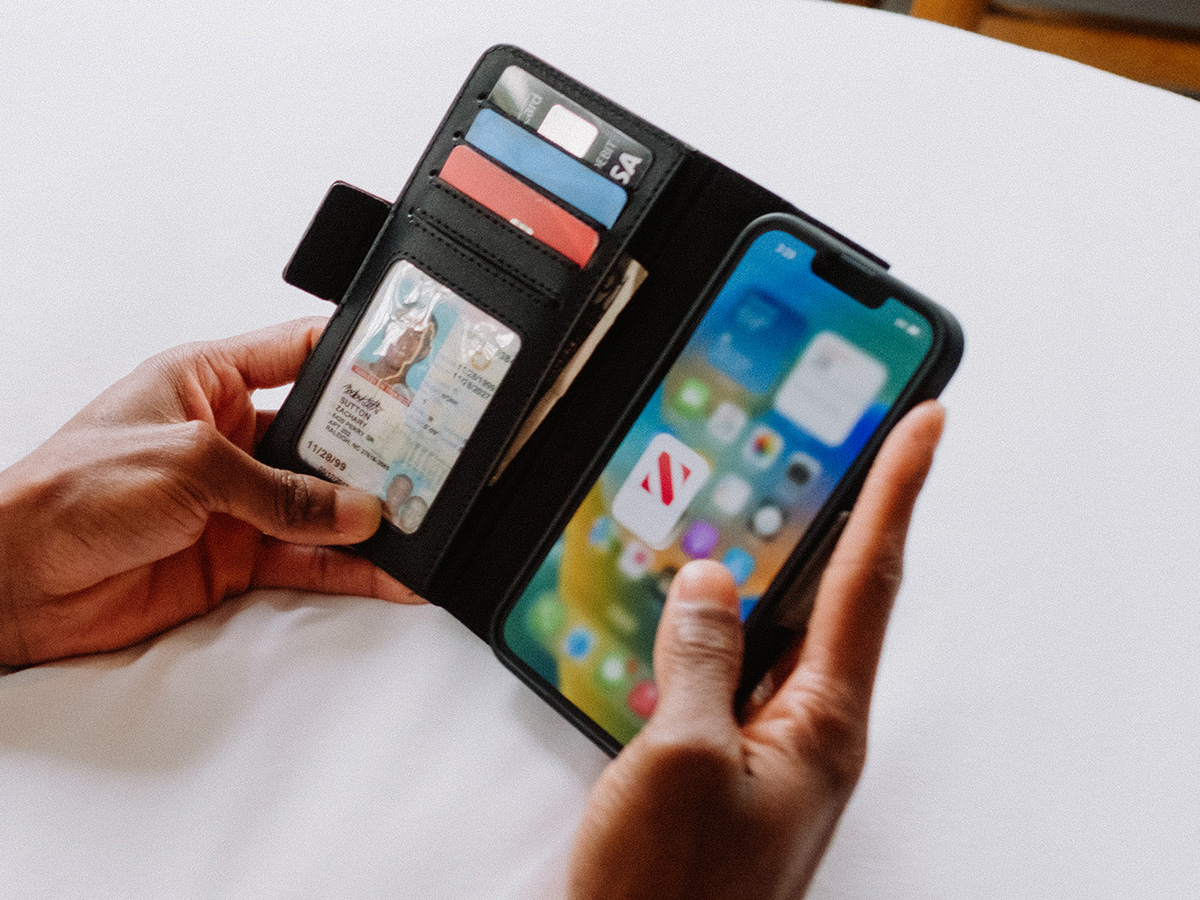 Twelve South BookBook Bruin | iPhone 14 Pro Max hoesje
